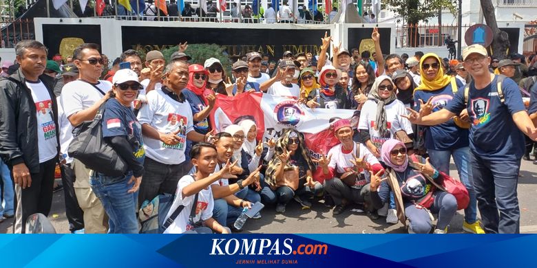 Massa Relawan Ganjar-Mahfud Mulai Memadati Gedung KPU, Pendukung Anies-Cak Imin Mulai Bubarkan Diri