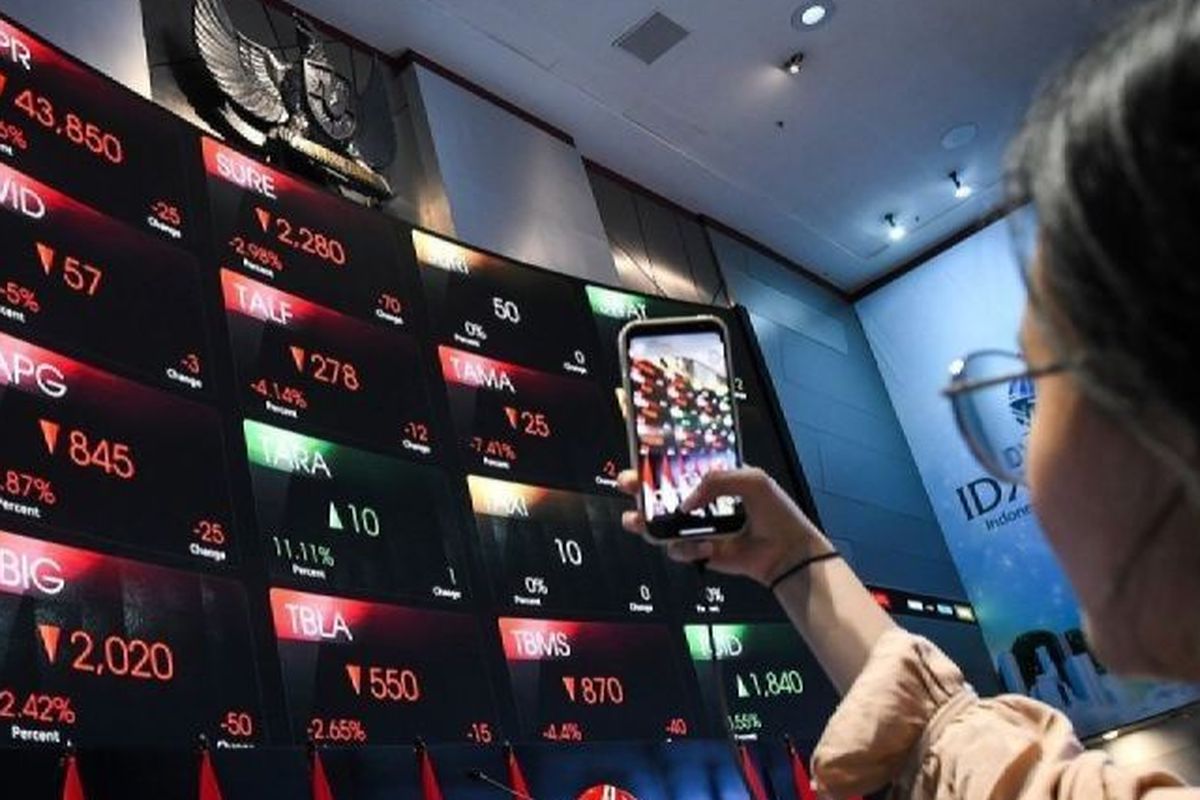 IHSG Kembali Melemah, Kurs Rupiah Masih Menguat