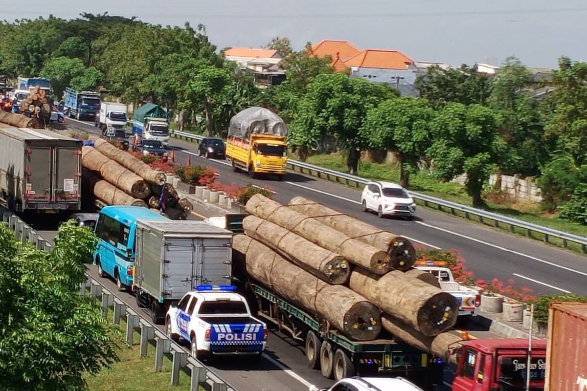 Elf Terbalik Usai Tabrakan dengan Truk di Tol Kebomas, 2 Orang Tewas