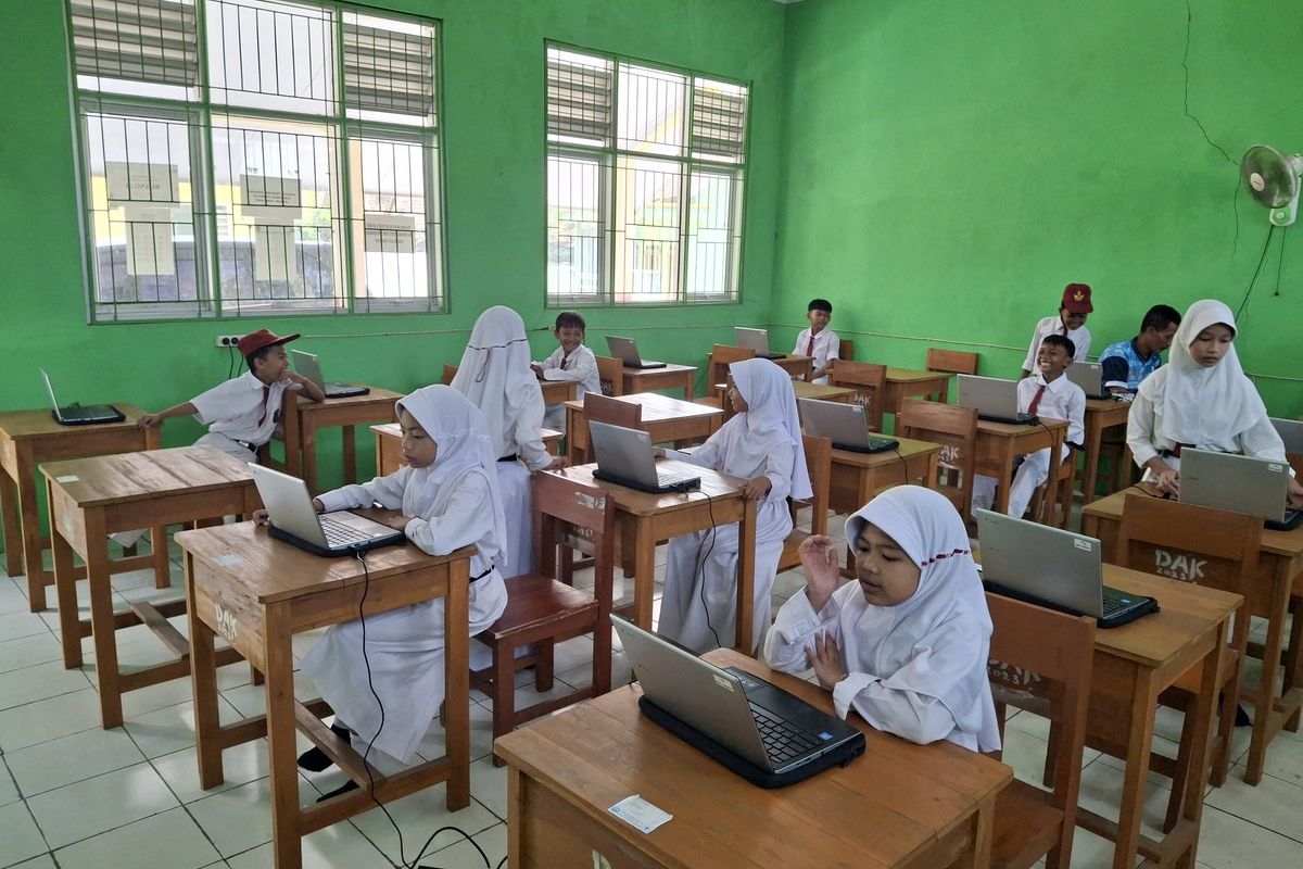 Melihat Laptop Chromebook Program Nadiem di Lebak, Digunakan untuk ANBK ...