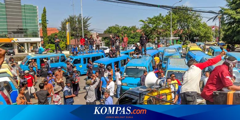 Sopir Angkot di Karawang Unjuk Rasa, Desak Mobil Dora Ditertibkan