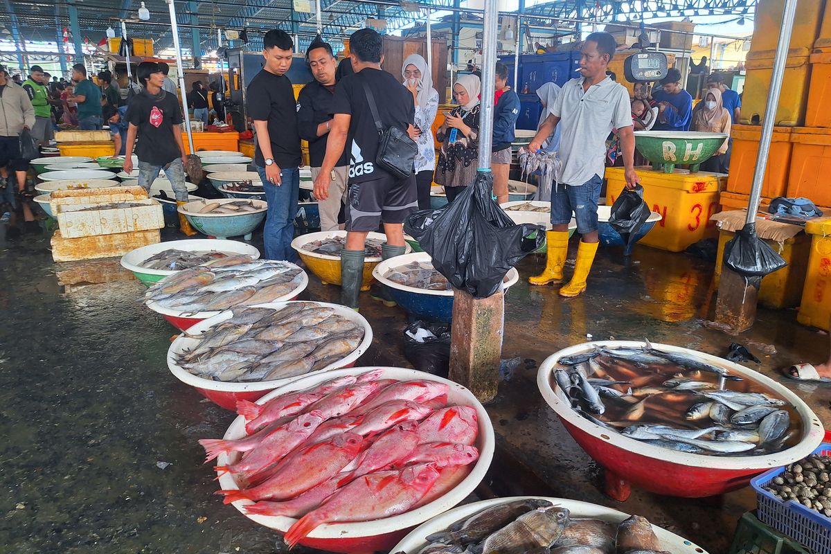 Pasar Ikan Muara Angke Dipadati Pembeli, Warga Berburu Seafood untuk ...