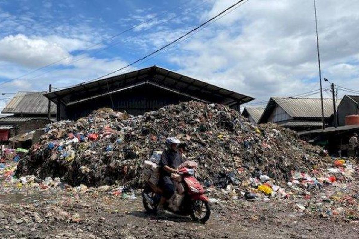 Sampah Menggunung di Pasar Caringin Bandung, Diultimatum Harus Bersih dalam 7 Hari
