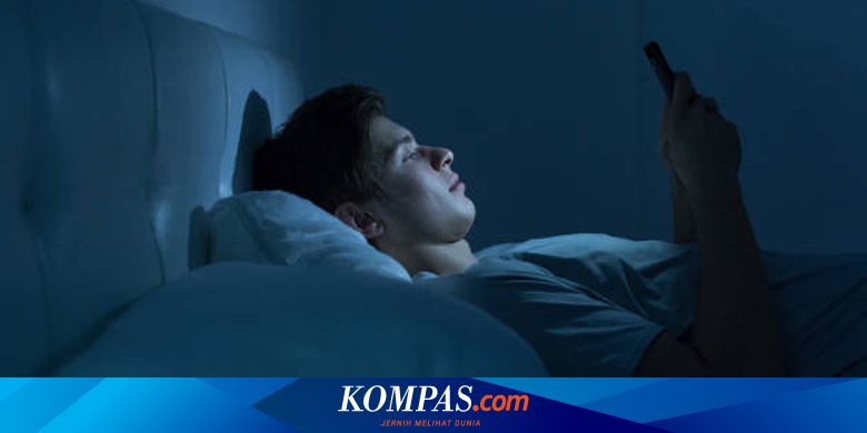 3 Alasan Main HP Sebelum Tidur Malah Bikin Susah Tidur