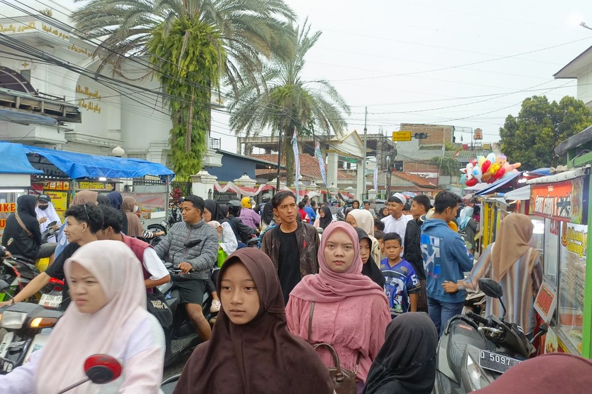 Serunya "War Takjil" di Jalan Mahmud Bandung, Berburu Gorengan Terasa ...