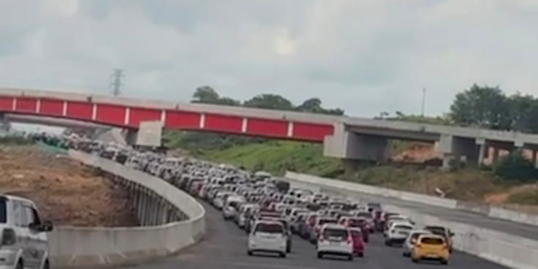 Tol IKN Membeludak, Natal dan Haul Sekumpul Picu Kemacetan GT Manggar