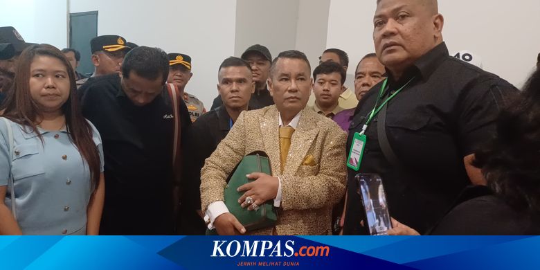 Pakai Jas Warna Emas, Hotman Paris Hadiri Sidang Kasus Razman