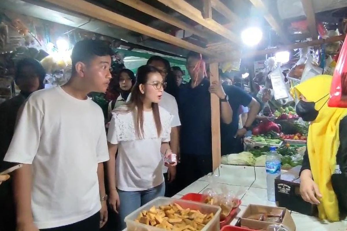 Blusukan ke Pasar Rawasari, Gibran Belanja Buah-buahan dan Telur Asin