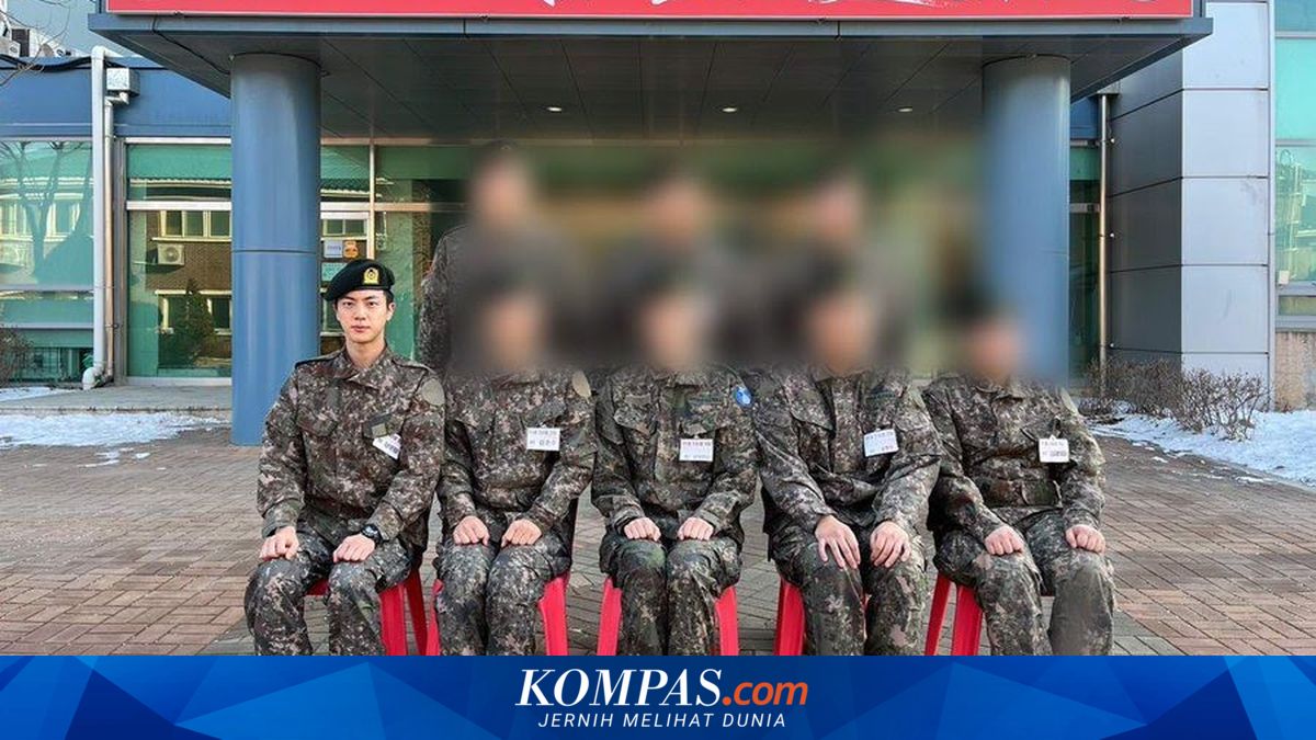 Jin BTS Bagikan Foto Pakai Seragam Militer dan Topi Baret