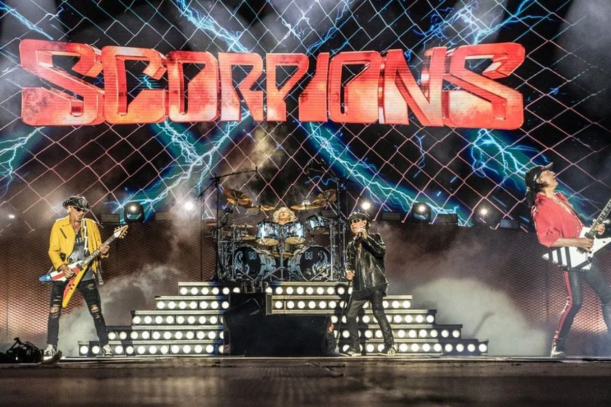 Lirik dan Chord Lagu When the Smoke is Going Down - Scorpions