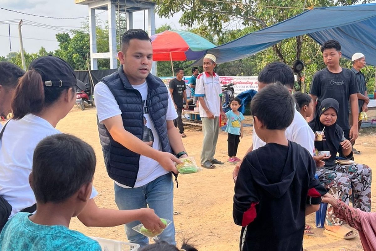 Bakal Calon Bupati Kampar Bagi-bagi Susu dan Roti ke Anak-anak