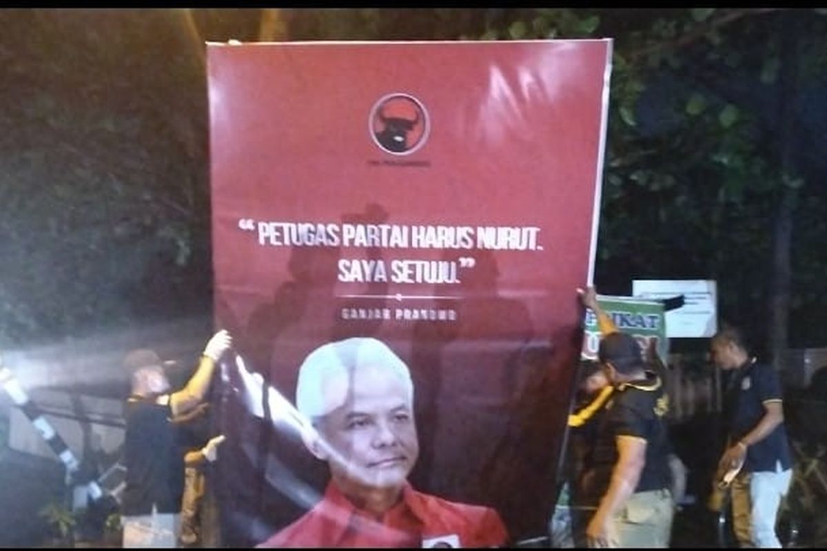 Tak Berizin, Baliho “Ganjar Nurut” Diturunkan Satpol PP