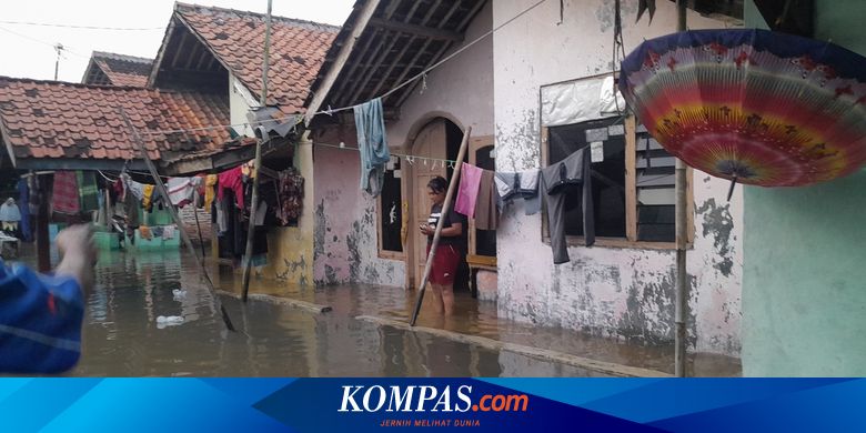 Banjir Landa Sejumlah Wilayah di Karawang, Ketinggian Air Capai 40 Cm