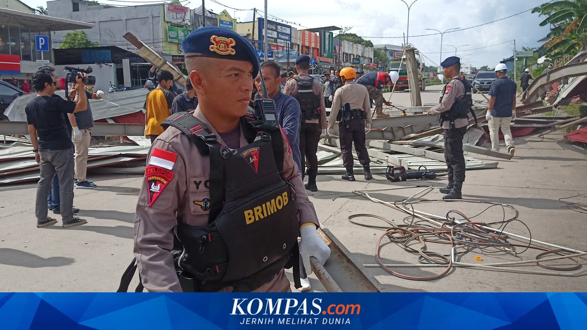 Puting Beliung Terpa Batam, Atap Baja Terbang dan Baliho Tumbang