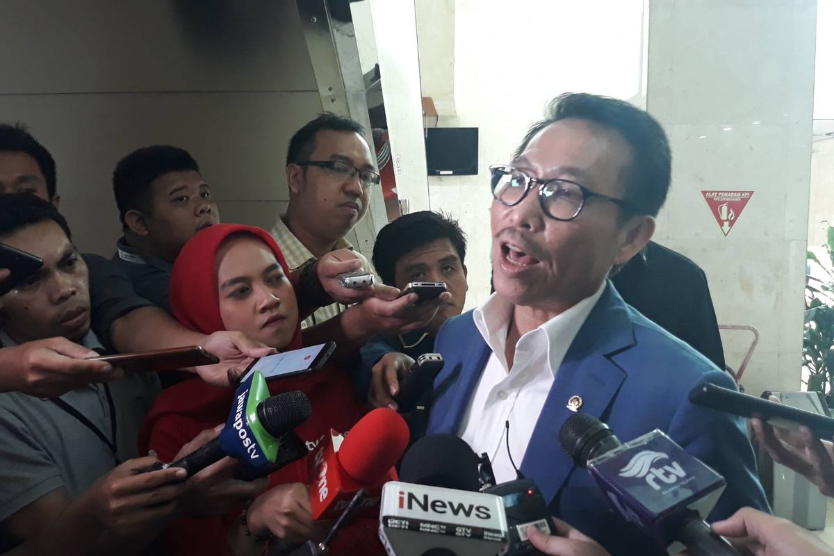 Dipindahkan dari Posisi Ketua Komisi III DPR, Herman Hery: Saya Taat ...