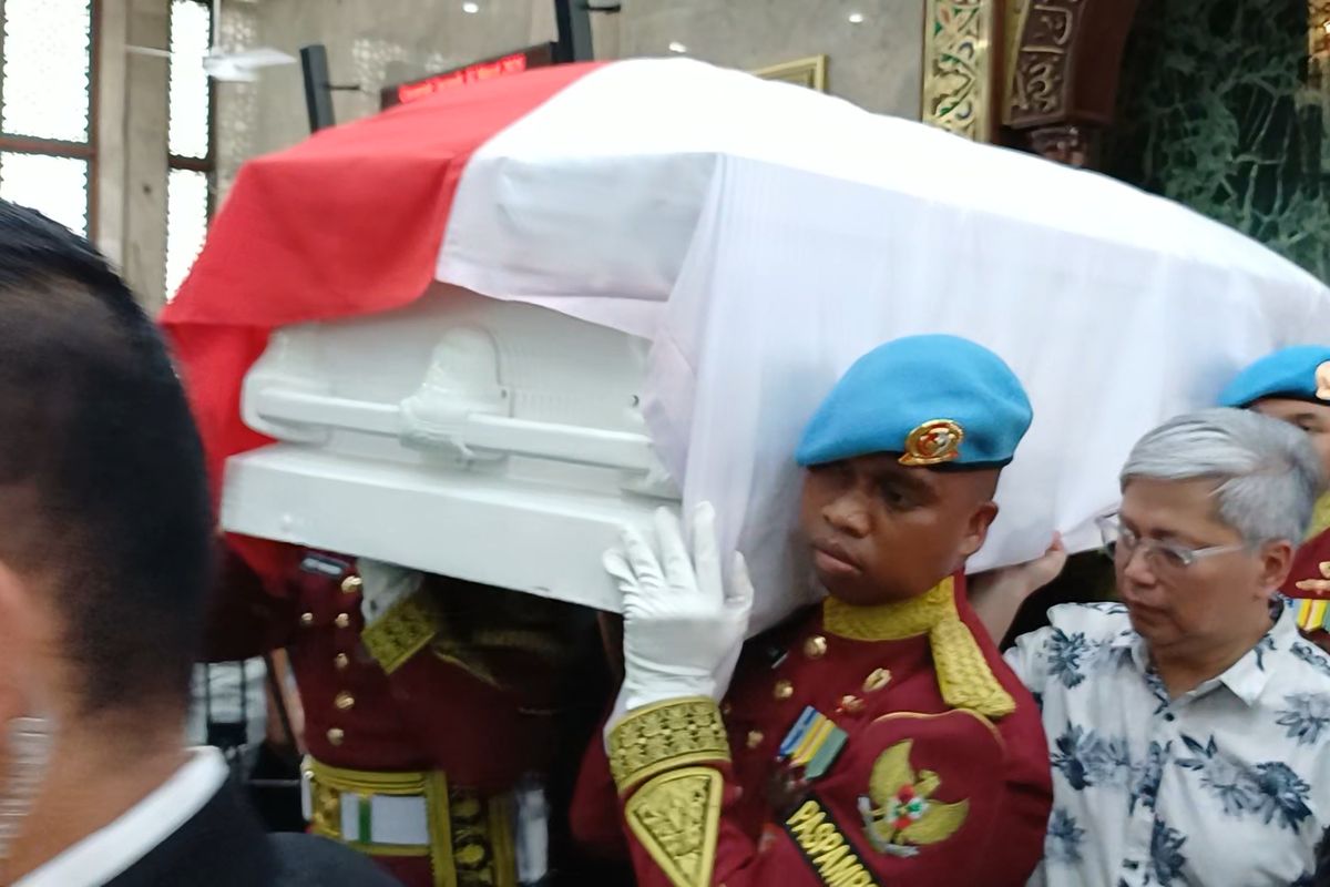 Anak Try Sutrisno Bopong Peti Jenazah Ayah, Amanah Terakhir Mendiang ...
