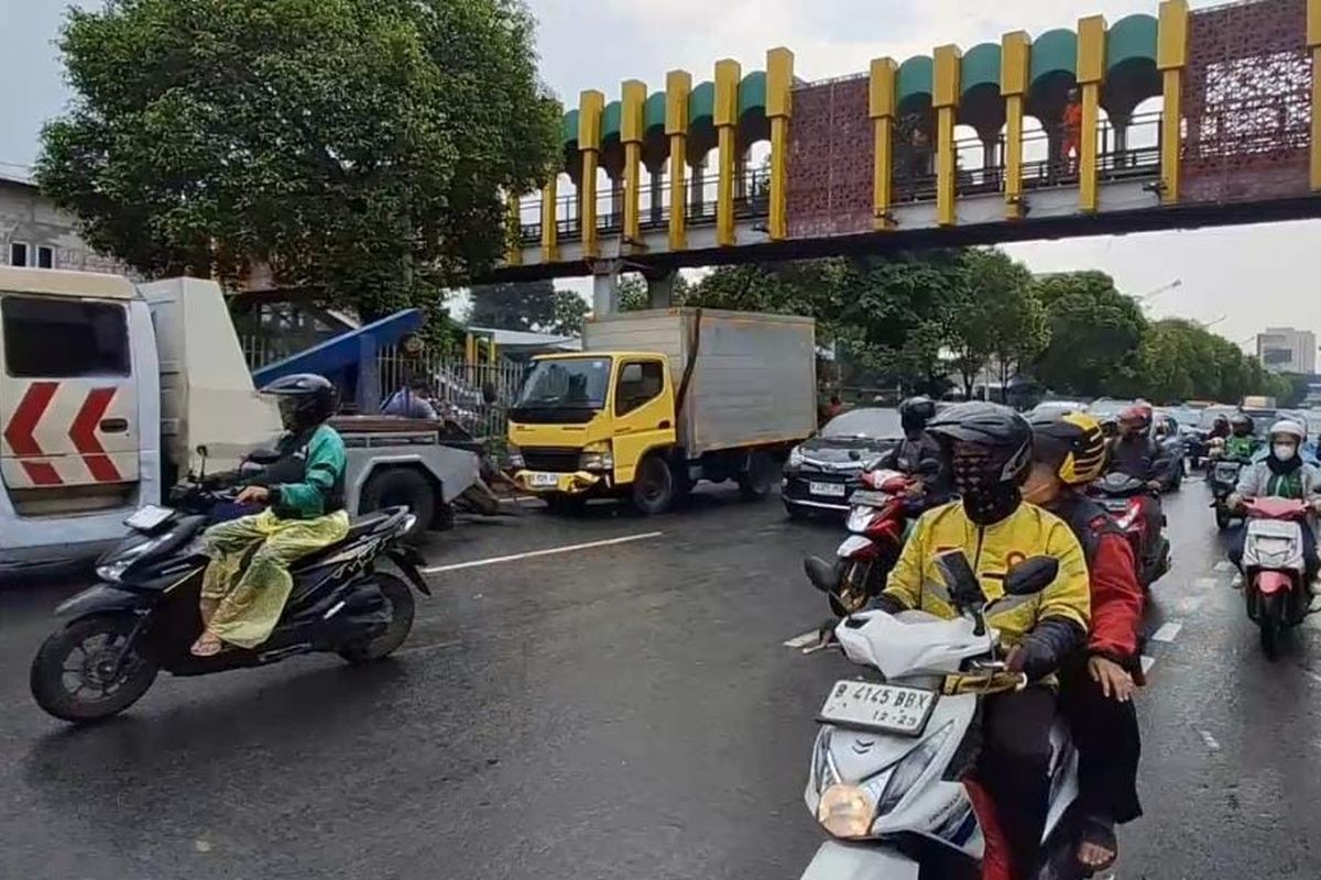 Jalanan Licin, Mobil Boks Terguling di Matraman