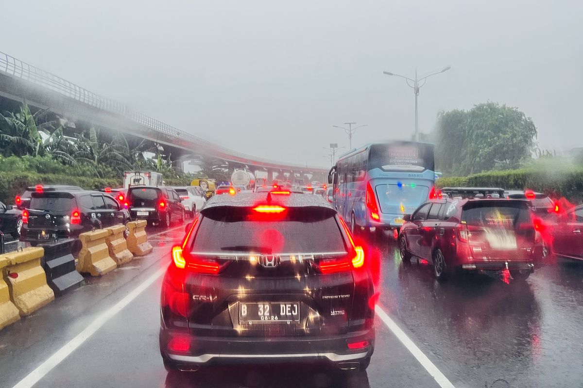 Hujan Deras, Lalu Lintas Tol Jagorawi Arah Halim Macet Pagi Ini