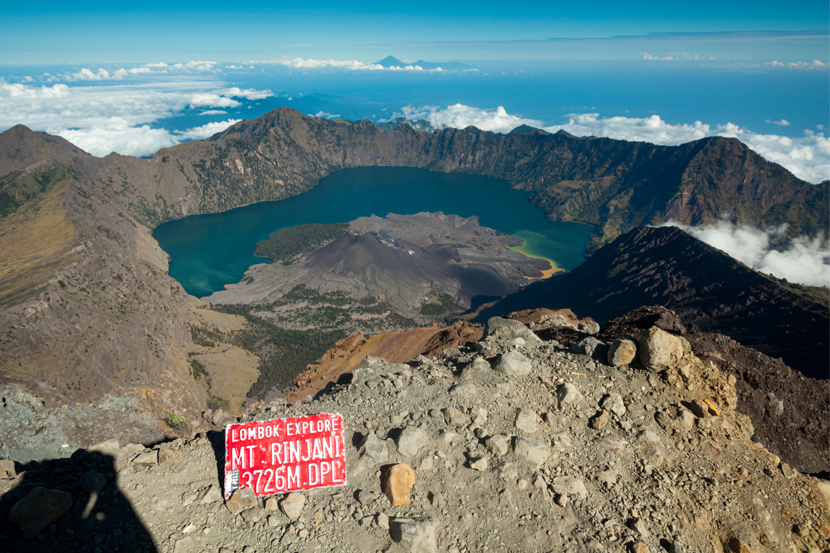 Daftar Jalur Pendakian Gunung di Indonesia yang Paling Mudah hingga Tersulit