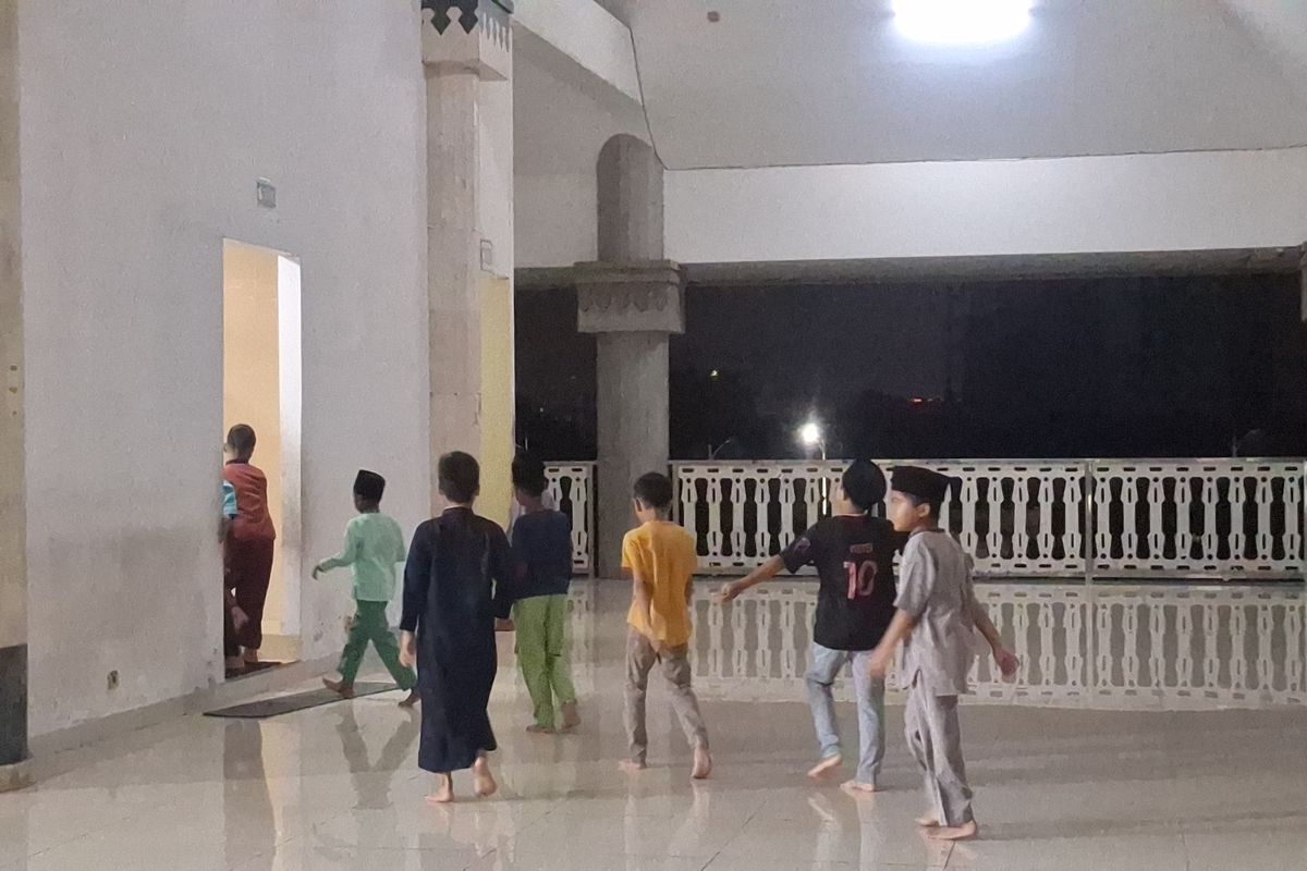 Shalat Tarawih Pertama, Lorong Masjid Hasyim Asy'ari Dipenuhi Keceriaan ...