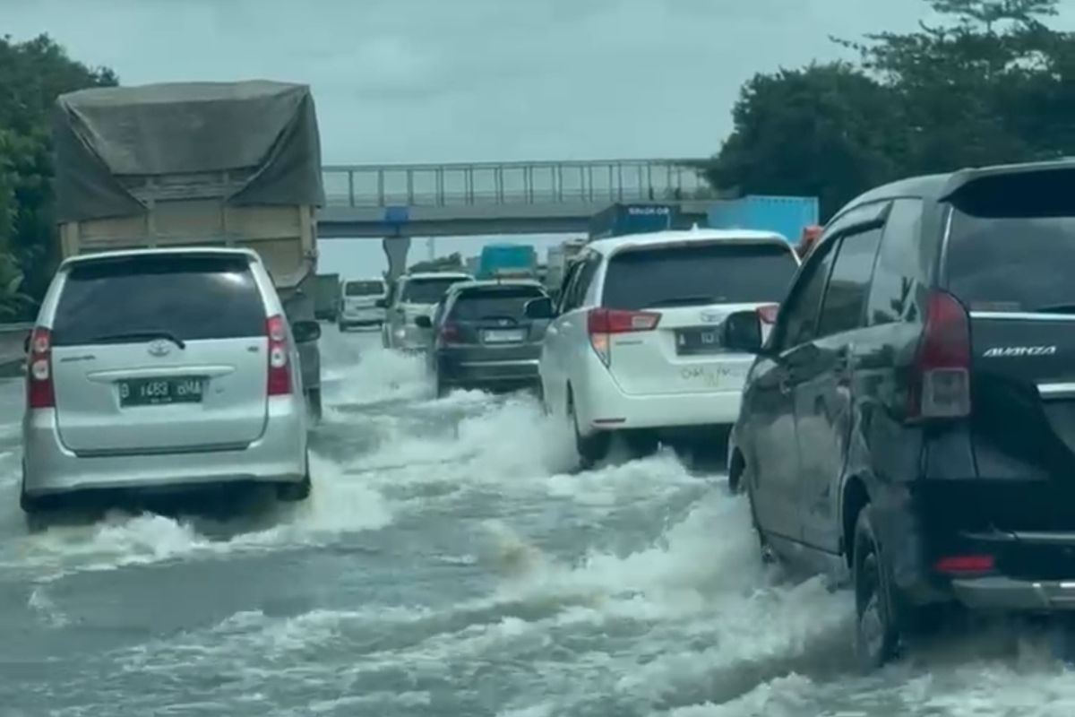 Kondisi Terkini Banjir Km 50 Tol Tangerang Merak