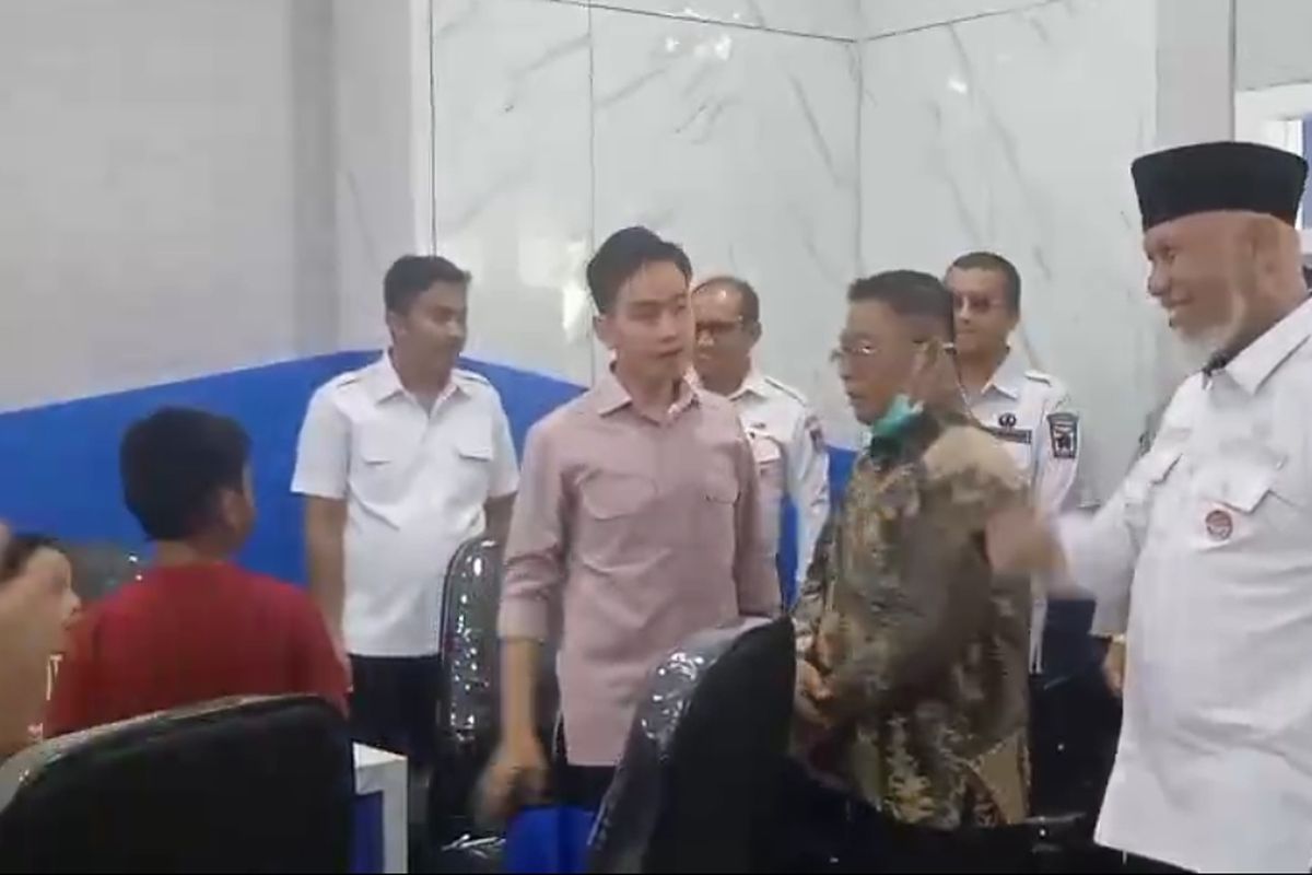 Wapres Gibran Kunjungi Anak-anak Rumah Doa Jemaat GKSI Padang dan Beri ...