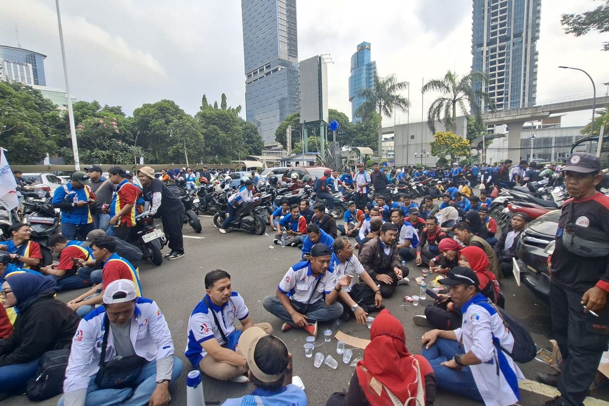 Buruh Indomaret Demo di Gedung Kemnaker, Minta Tuntutan Segera Dipenuhi