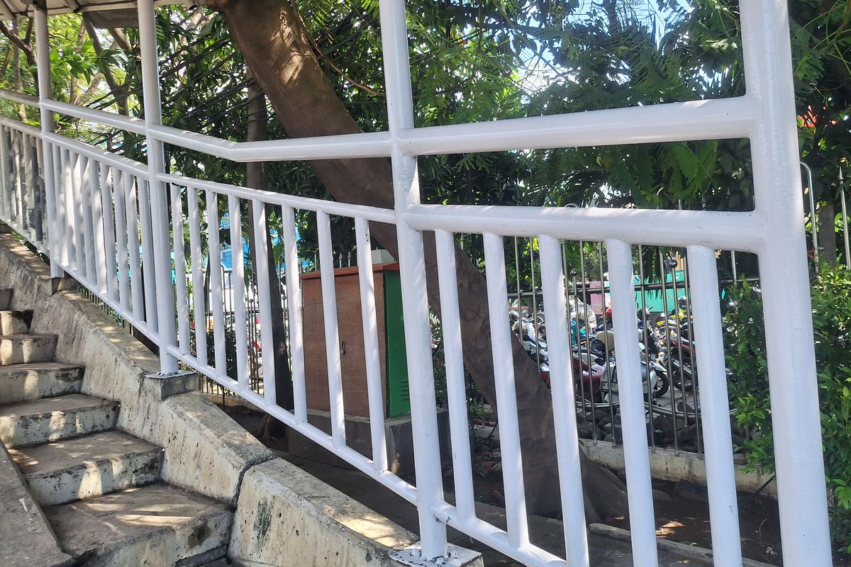 Besi Pegangan JPO di Koja Hilang Dicuri Maling