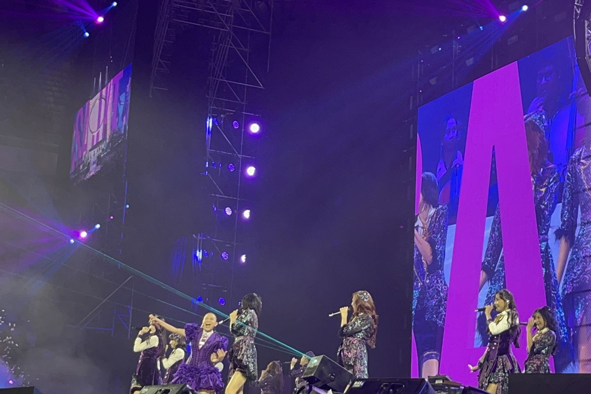 Duet dengan JKT48, Rossa Tampil Enerjik Bawakan Heavy Rotation