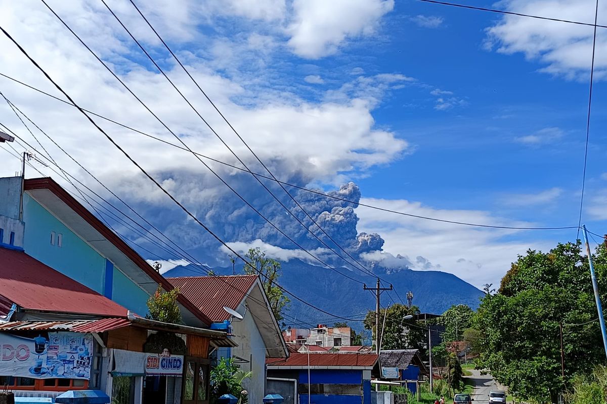 Gunung Marapi Erupsi Dua Kali dalam 7 Menit, Abu Terlontar hingga 1 ...