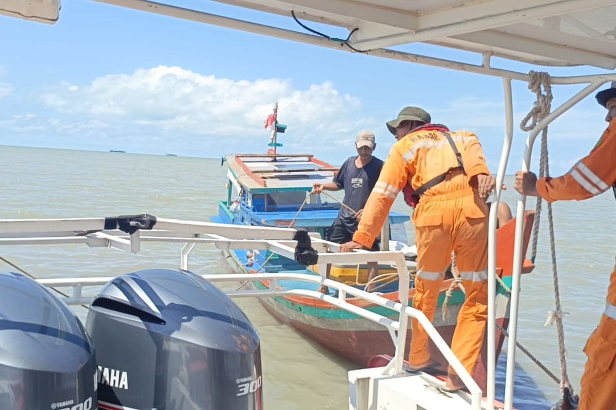Perahu Bocor dan Tersengat Pari, Nelayan di Bangka Dievakuasi Tim SAR
