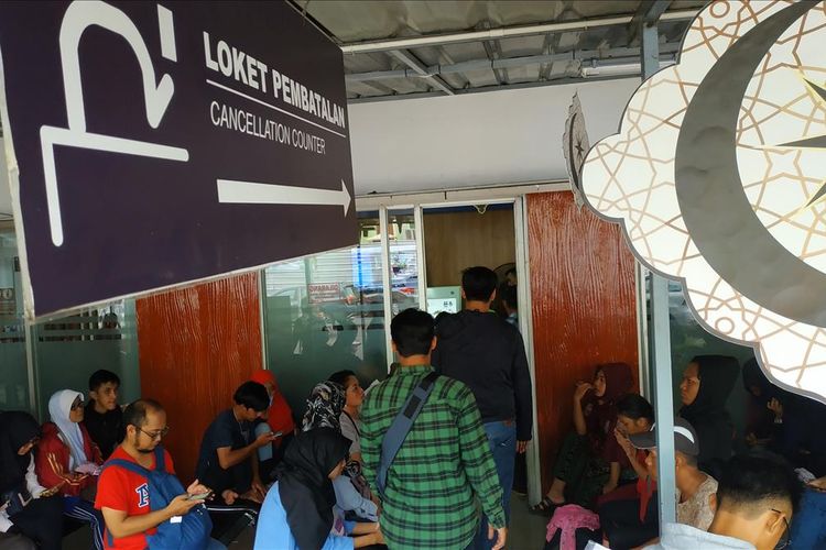 Loket Pembatalan Tiket Kereta Api Dipenuhi Penumpang