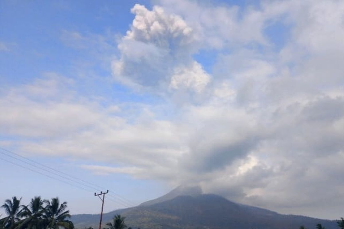 Gunung Lewotobi Meletus Lagi, Semburkan Abu Vulkanik Setinggi 5 Kilometer