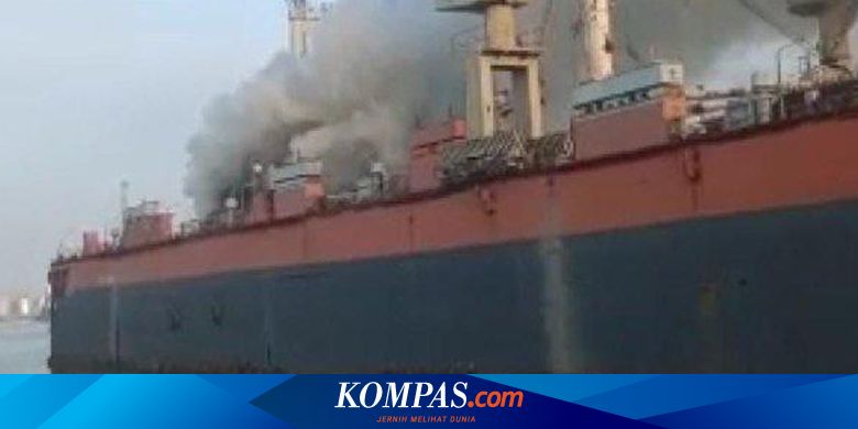 Kapal Kargo Anugerah Mandiri Terbakar di Tanjung Perak Surabaya