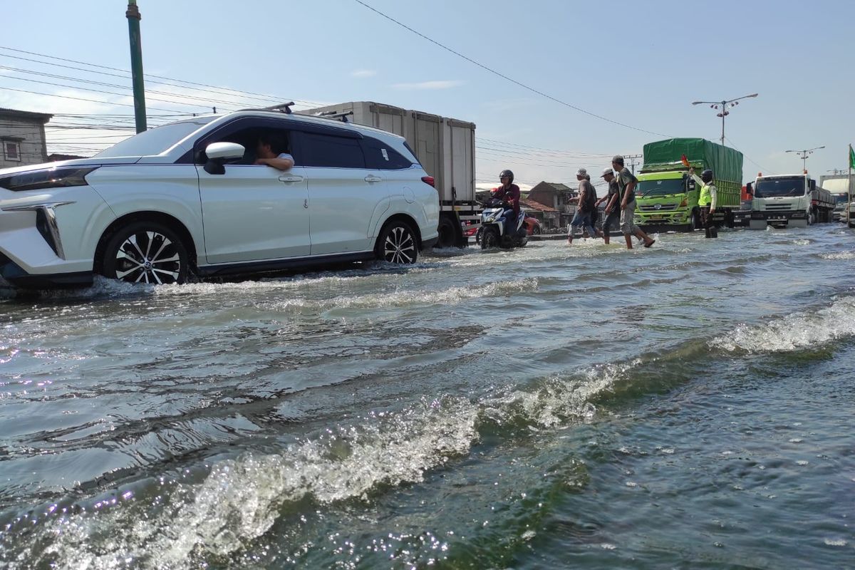 Banjir Rob Genangi Pantura Sayung Demak, Sepeda Motor Mogok