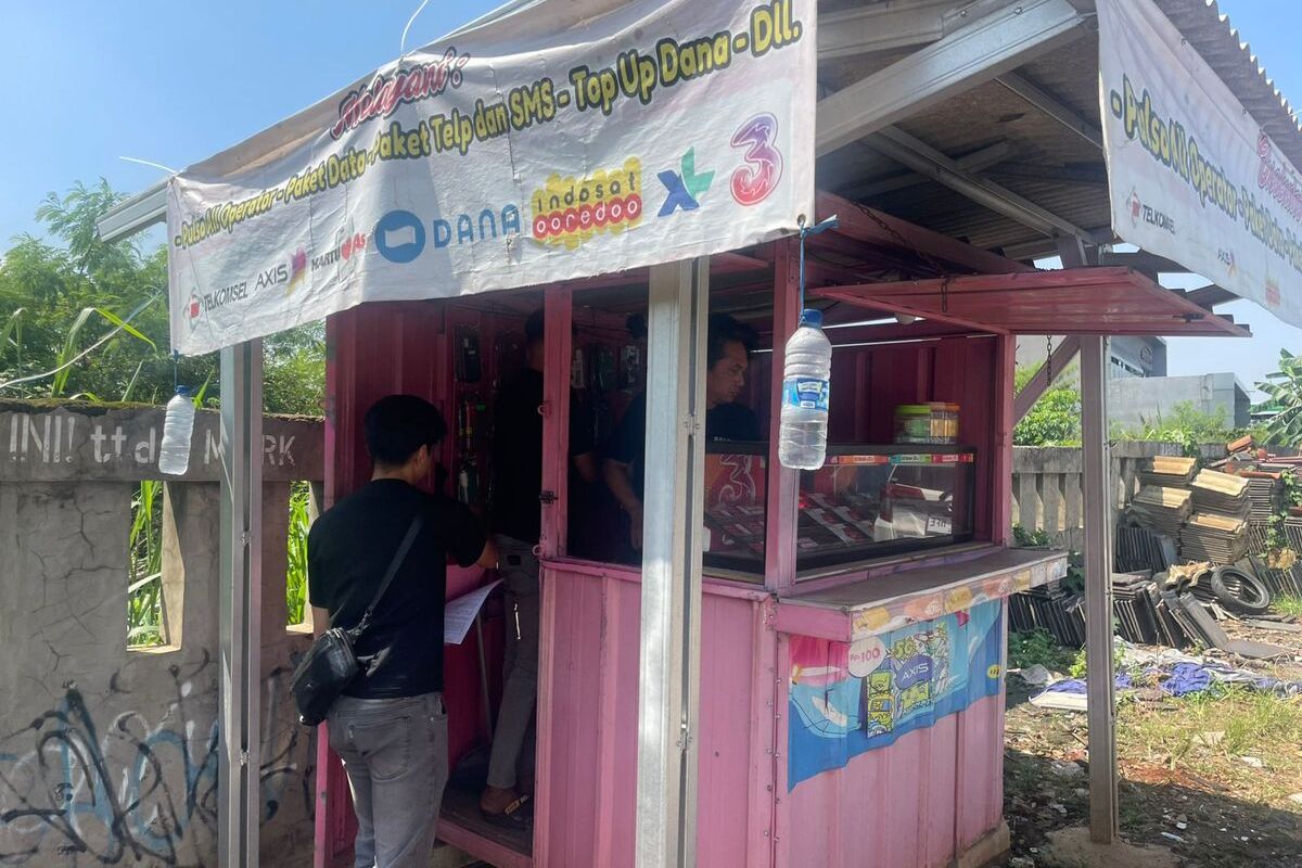 Kedok Konter Pulsa di Gunung Putri Terbongkar, Polisi Sita Ratusan Obat ...