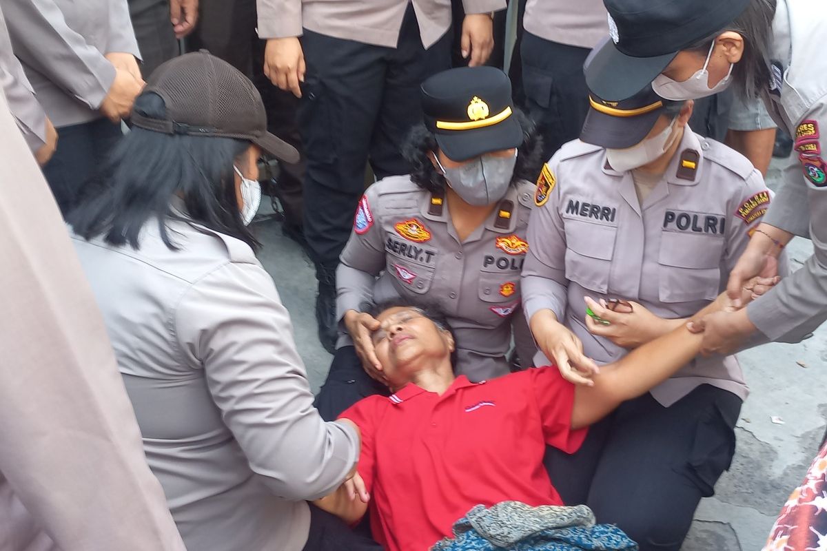 Eks Nasabah Koperasi Swadharma Pingsan Saat Demo Tuntut Ganti Rugi: Pak ...