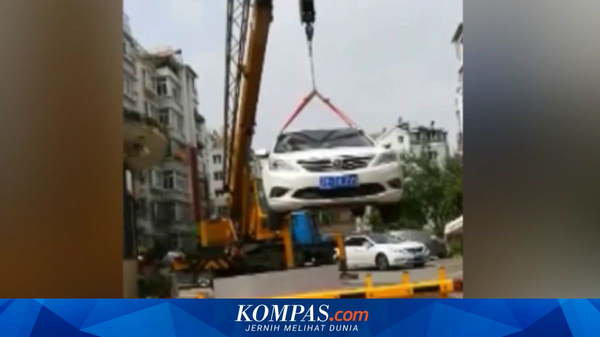 Parkir Sembarangan, Mobil Diangkat "Crane" ke Atap Gedung