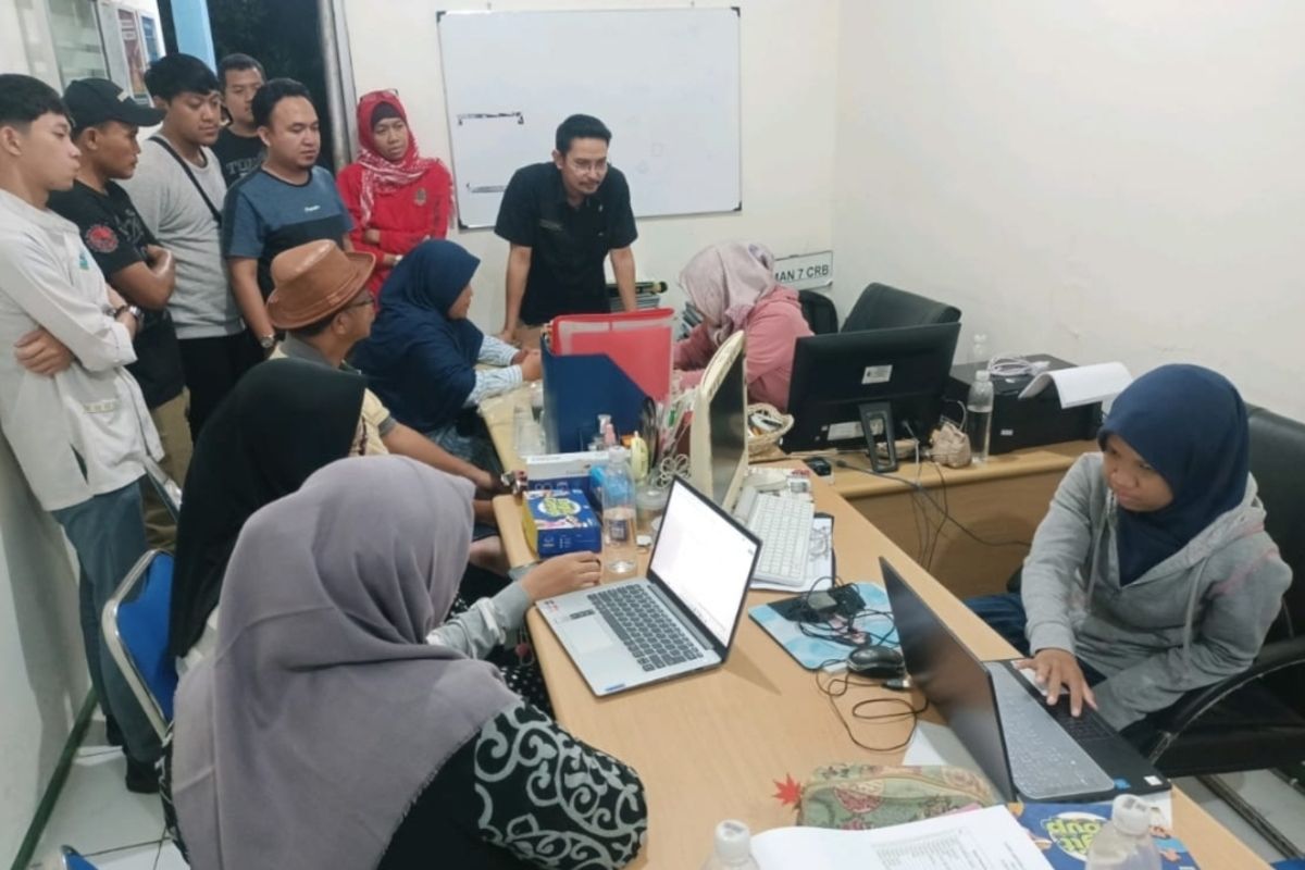 Guru dan Ortu Siswa SMAN 7 Cirebon Kebut Finalisasi PDSS dari Malam ...