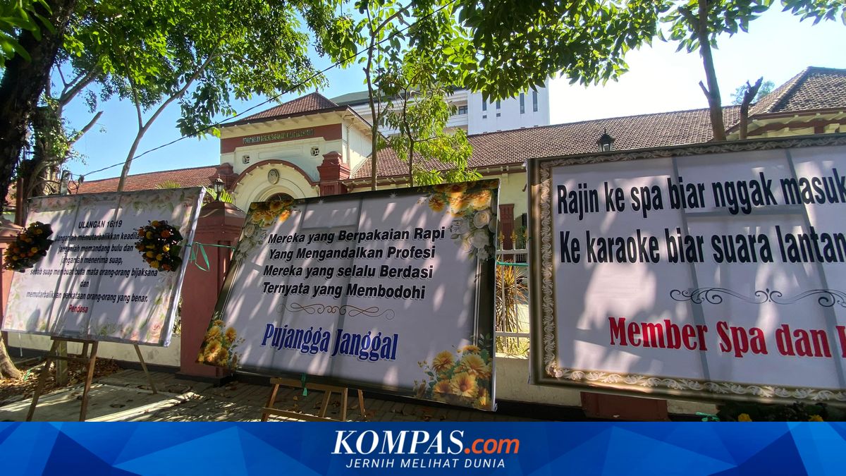 Kala PN Surabaya Dibanjiri Karangan Bunga Usai Vonis Bebas Ronald Tannur...