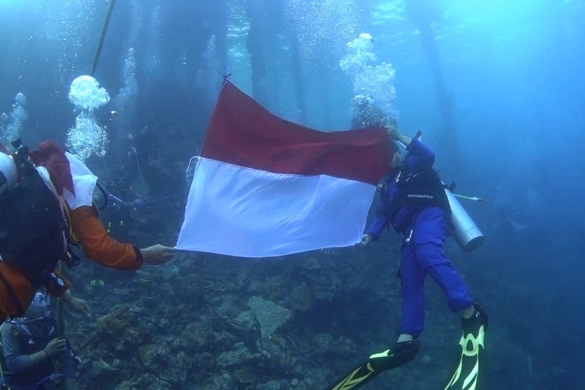 50 Penyelam Kibarkan Merah Putih di Bawah Laut Wakatobi