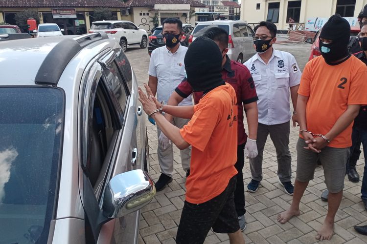Hanya Butuh 5 Detik, Maling Ini Pecah Kaca Mobil dan Bawa Kabur Barang ...