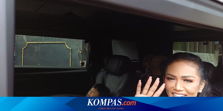 Rayakan Hari Raya Idul Adha, Kris Dayanti Ajak Ameena dan Azzura Jalan ...