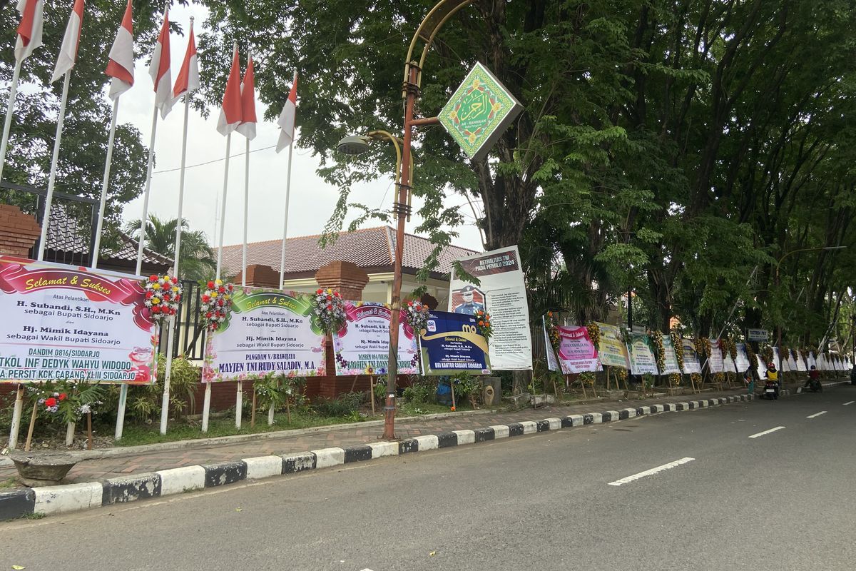 Karangan Bunga di Pemkab Sidoarjo Lebih Banyak daripada Pohon Pule