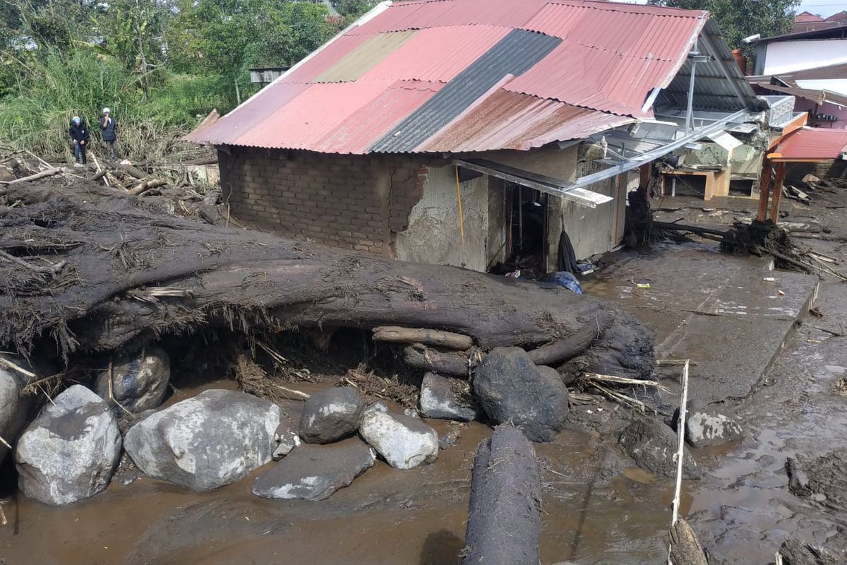 Korban Banjir Bandang Agam Sumatera Barat Tembus 87 Orang, Pencarian ...