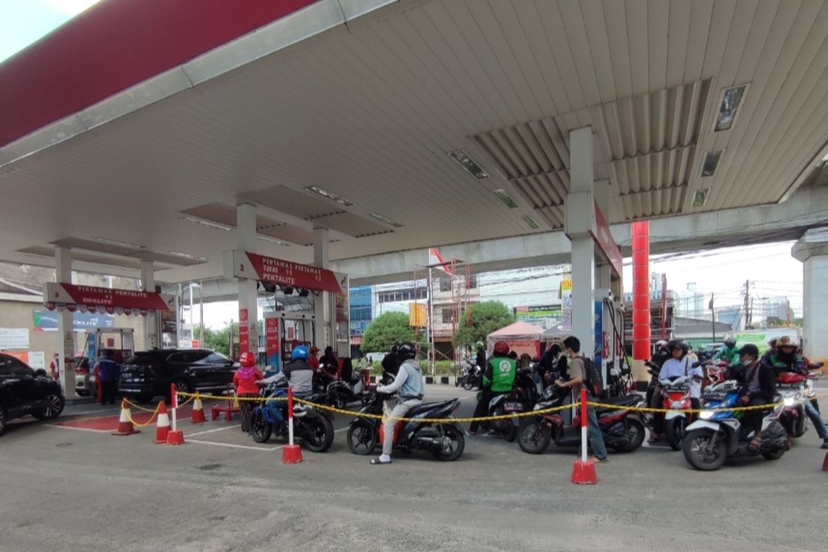 Harga Pertamax Naik, Antrean Kendaraan untuk Isi Pertalite Mengular di SPBU Jalan Fatmawati