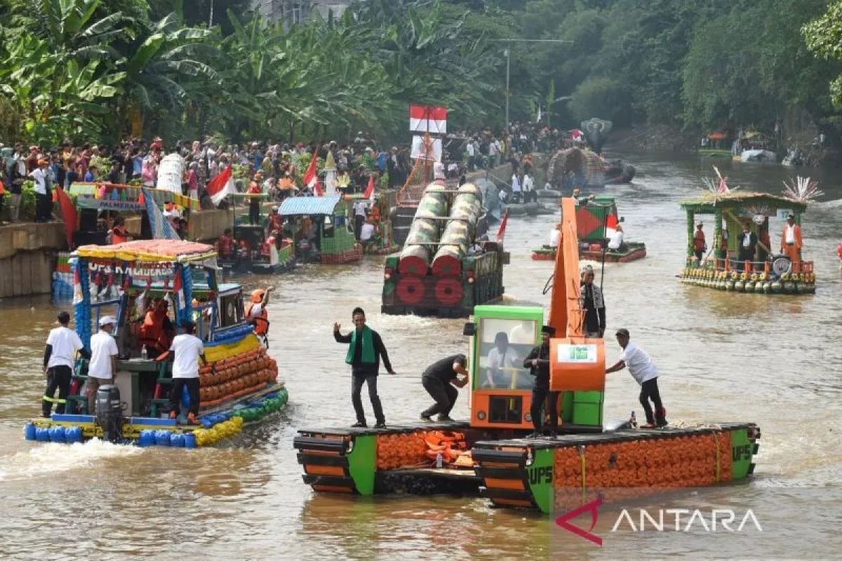 Melihat Parade Perahu dari Botol Plastik di Festival Ciliwung Jakarta 2025