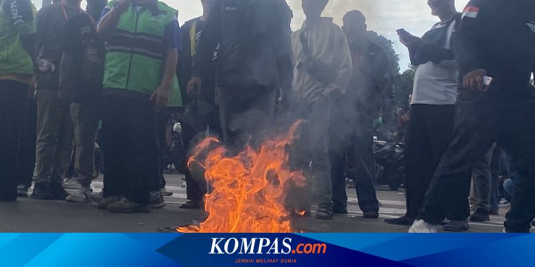 Demo Ojol di Patung Kuda Diwarnai Aksi Bakar Ban
