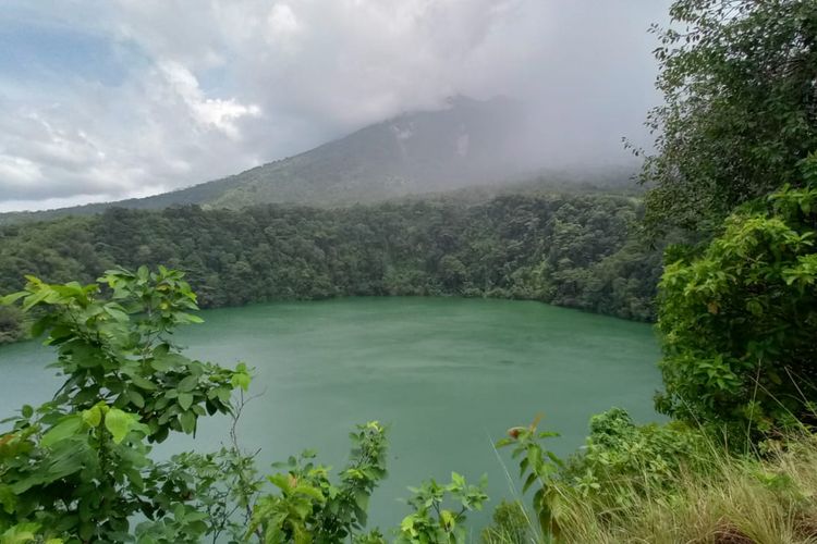 Foto : Danau Tolire Ternate dan Legenda Buaya Putih