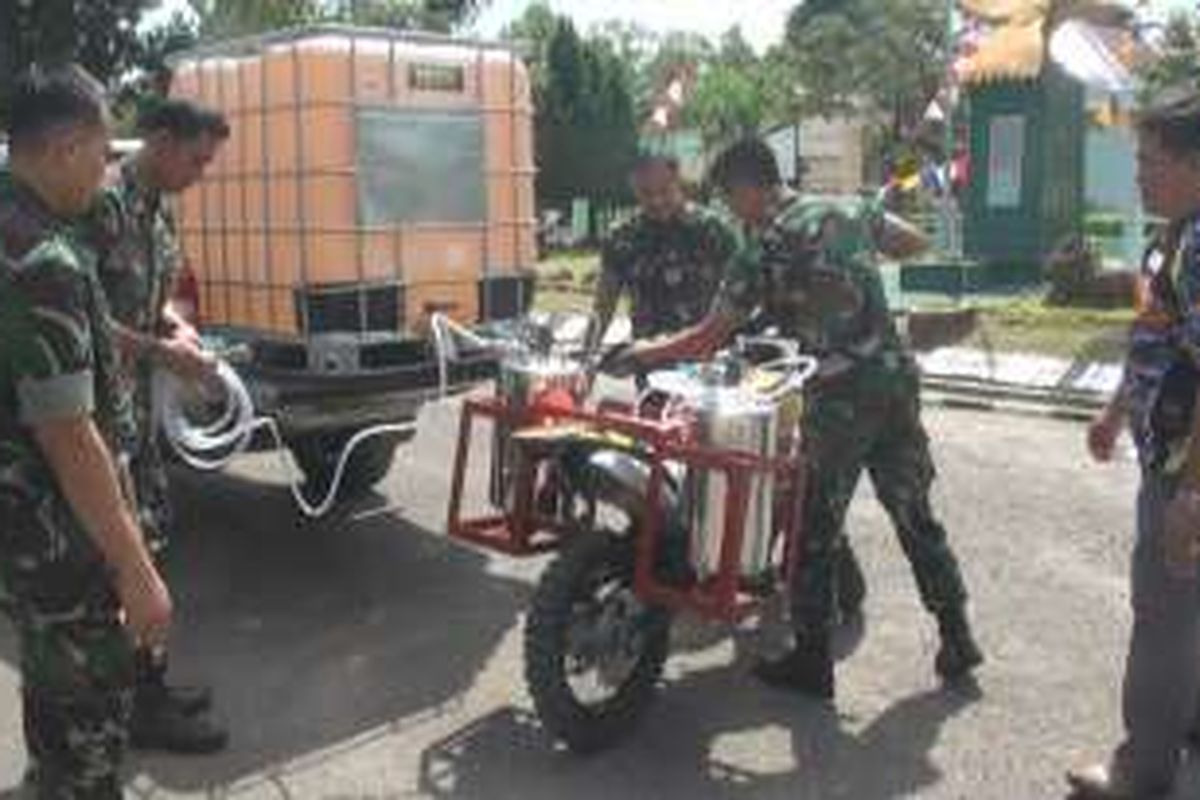 TNI Modifikasi Sepeda Motor Jadi Kendaraan Pemadam Kebakaran Lahan